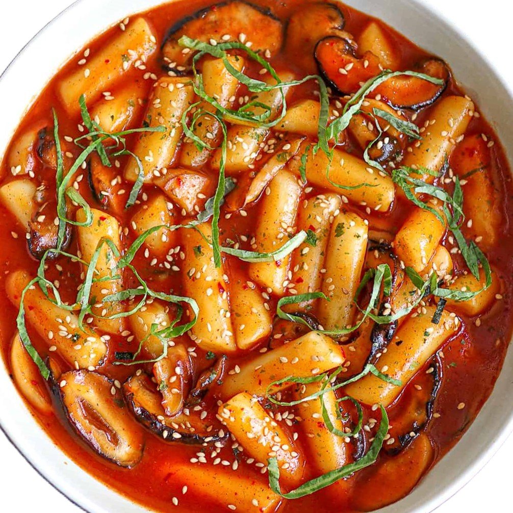 Tteokbokki – Cylindrical rice cakes (tteok) in red sauce